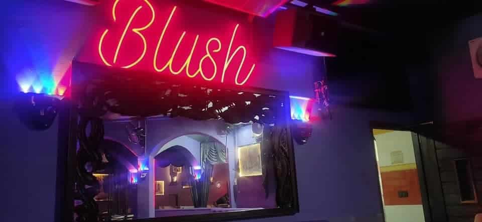 Blush Gentlemen's Club in Jomtien Beach has sexy girls and nice lounge