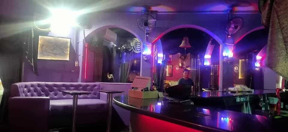 Blush Gentlemen's Club in Jomtien Beach has sexy girls and nice lounge
